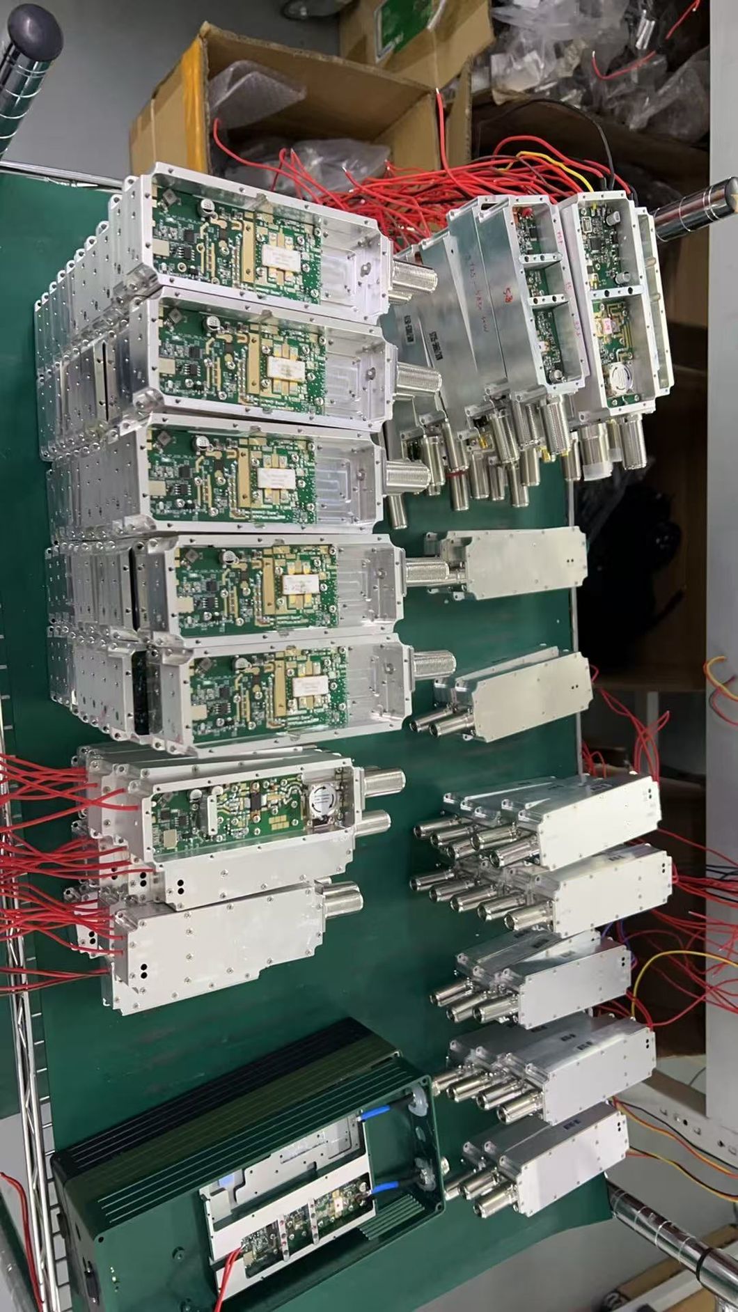 Professional 700MHz-6GHz Multi Band 0-2km Operating Distance Fpv Detection Portable Anti Uav Detector with Drone Signal Jammer Early Warning Function