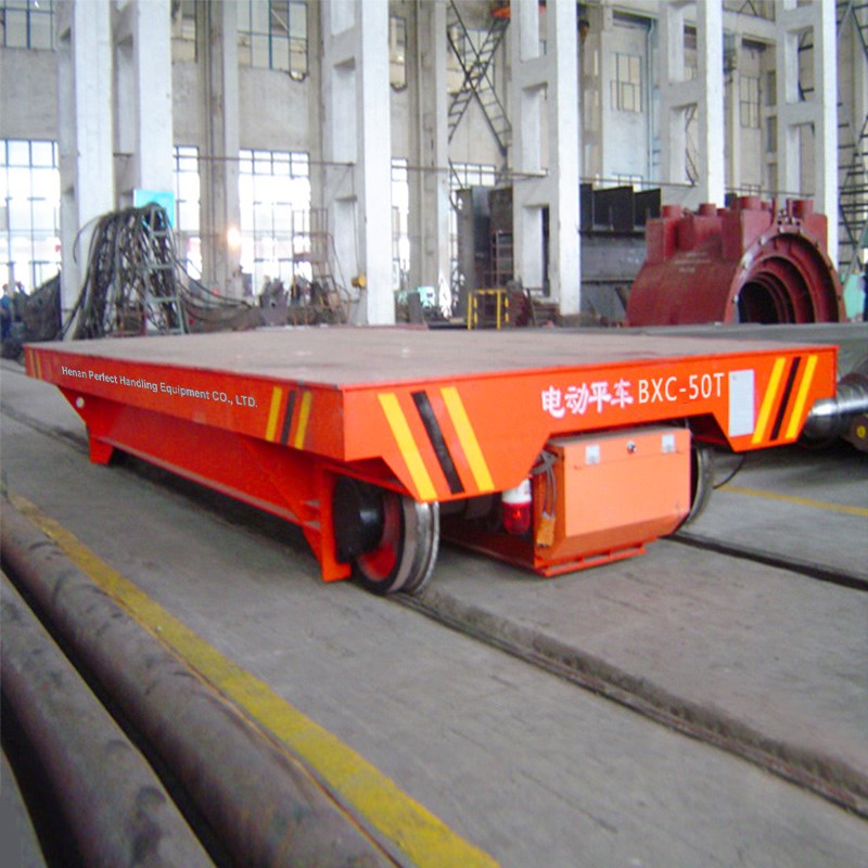 carretto piano di trasferimento a pile sulla ferrovia