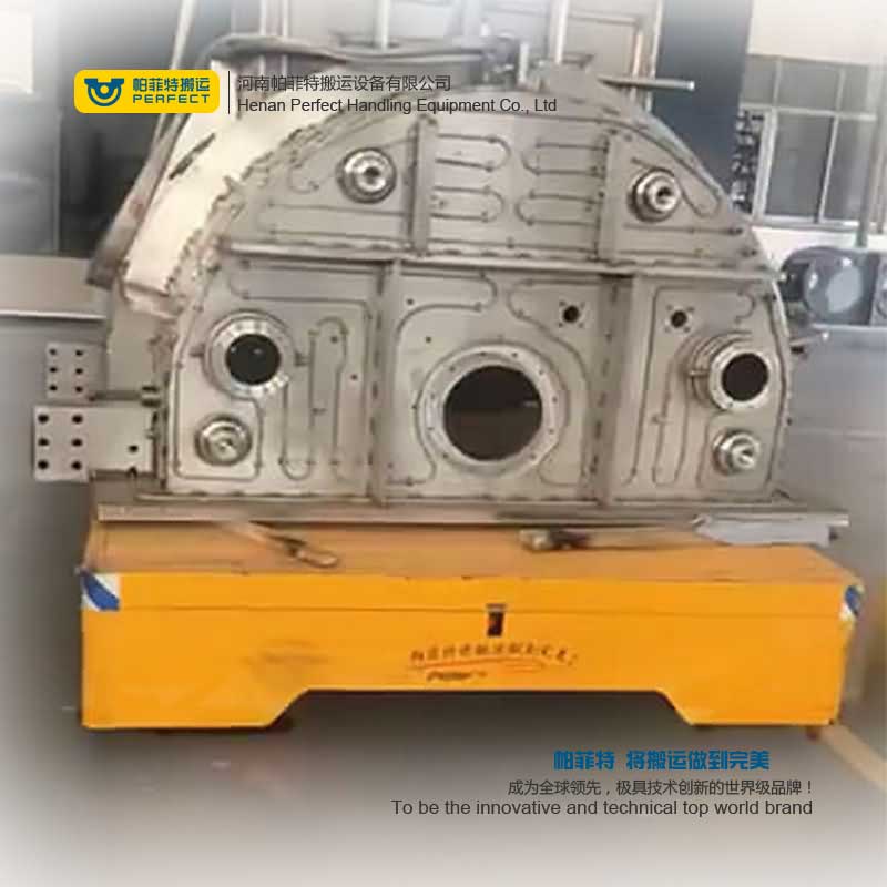 Автоматические тележки переноса силы батареи управления Траклесс на поле цемента