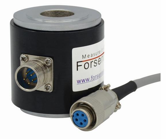 a través de la célula de carga del agujero