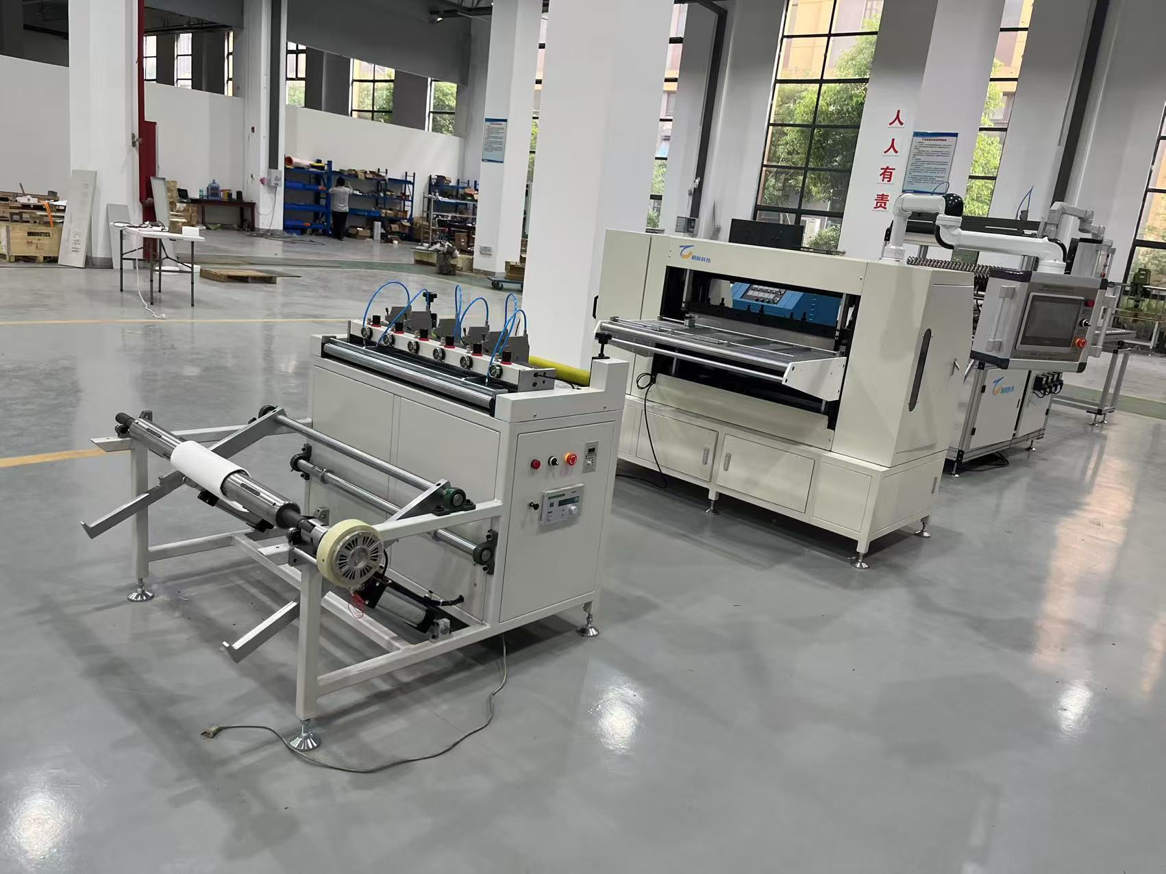 Multi-form adaptive servo pleating equipment in operation