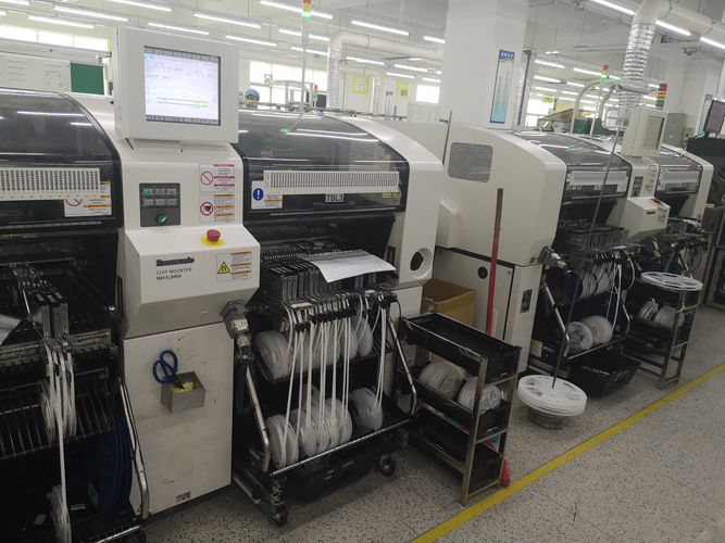 Immagine del corpo intero della macchina di disposizione di CM602 SMT dentro l'area di lavoro della fabbrica.