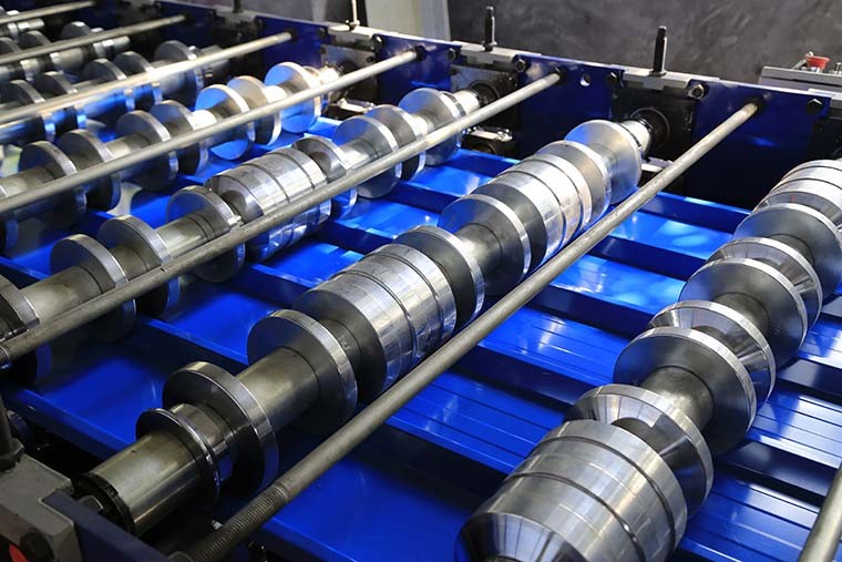 Rotolo del pannello del tetto che forma macchina per i materiali da costruzione di alta qualità