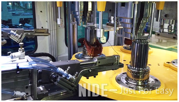 Avvolgimento di bobina simultaneo automatico dello statore del servomotore di CA inserendo Machine-1