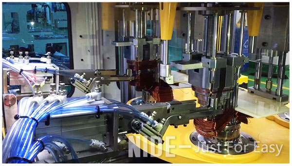 Avvolgimento di bobina simultaneo automatico dello statore del servomotore di CA inserendo Machine-2