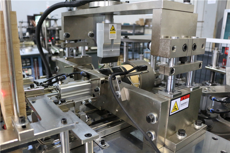 Copertura di carta ad alta velocità completamente automatica della tazza di caffè che forma macchina senza colla