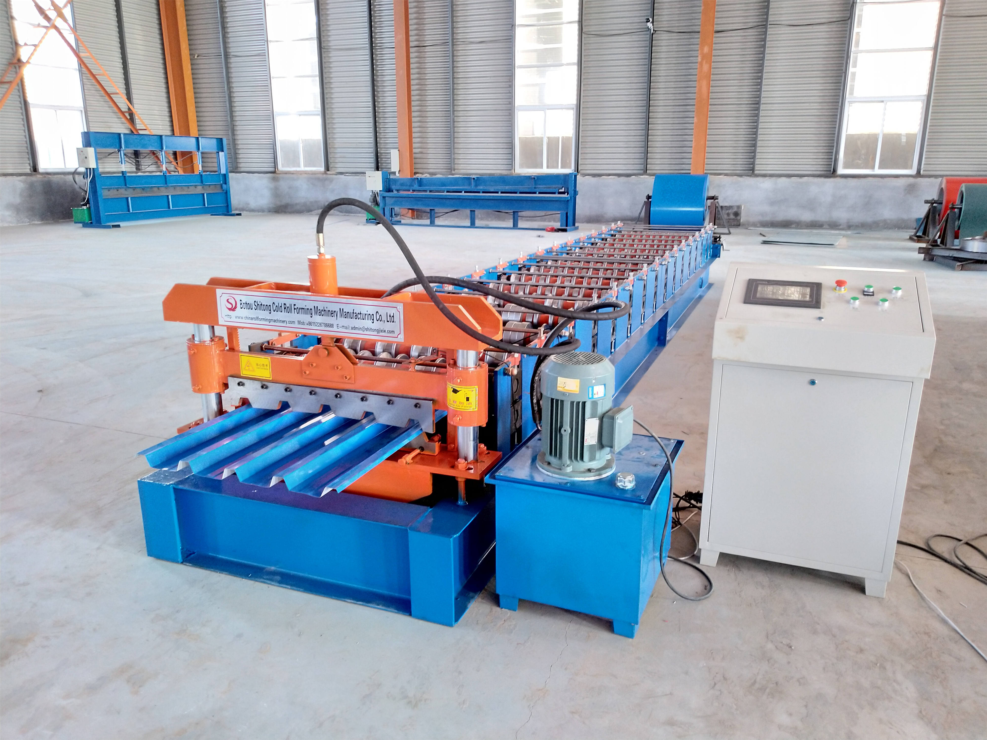 petit pain trapézoïdal de feuille de toit coloré 686 par modèles de tôle d'acier formant la machine