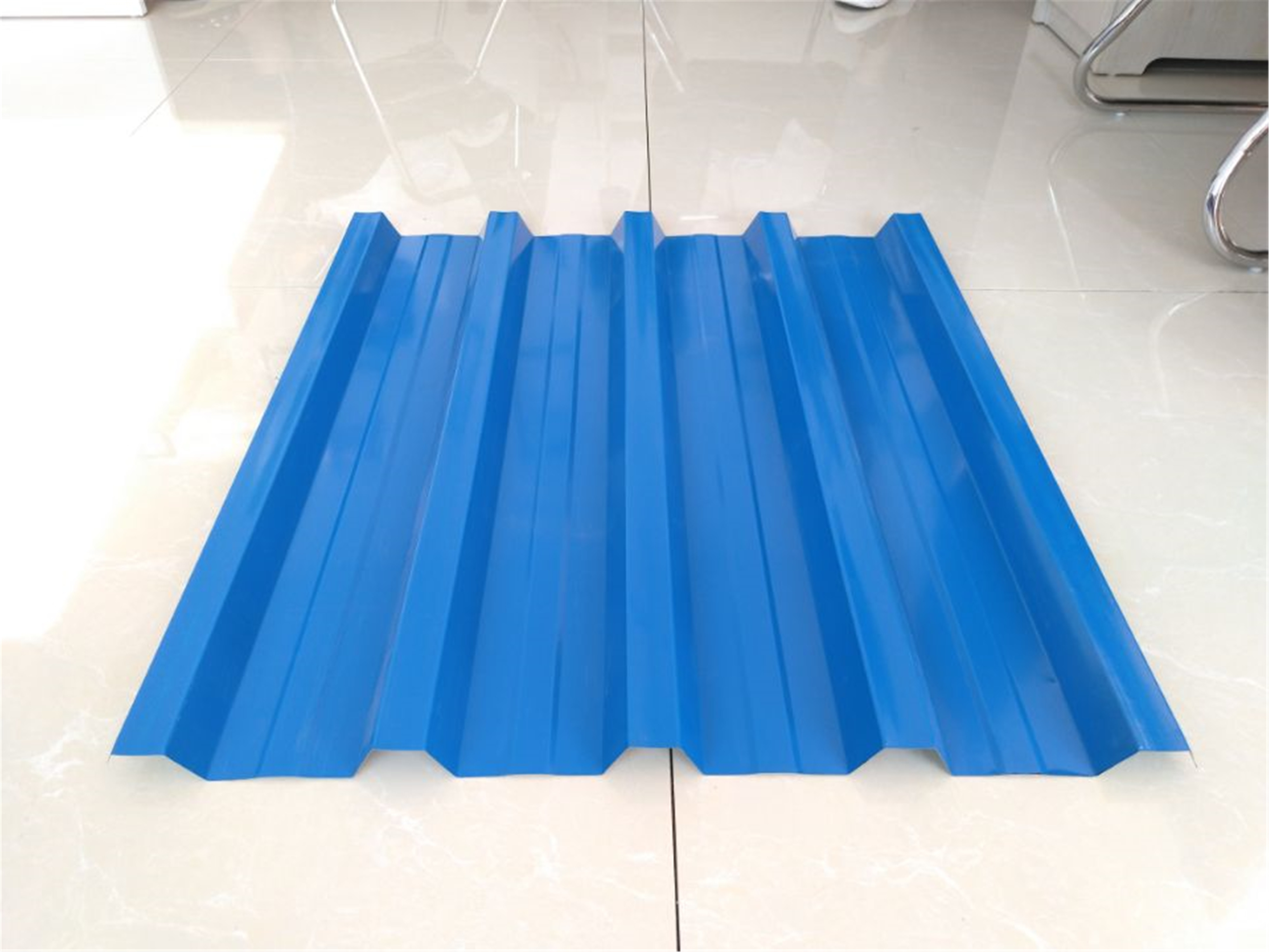 petit pain trapézoïdal de feuille de toit coloré 686 par modèles de tôle d'acier formant la machine