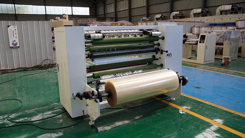 Le Super Clear BOPP collent la bande de emballage adhésive fendant la machine de rebobinage
