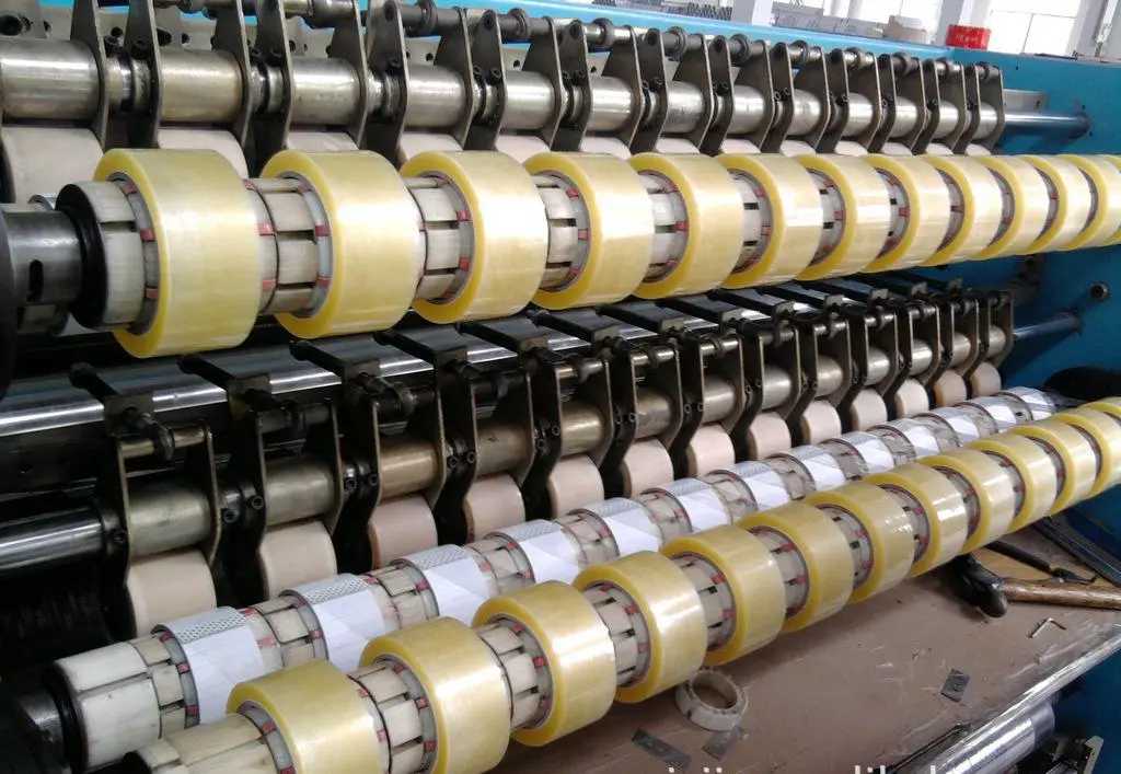 Le Super Clear BOPP collent la bande de emballage adhésive fendant la machine de rebobinage