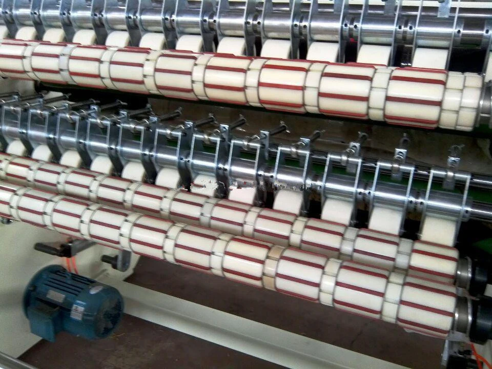 Le Super Clear BOPP collent la bande de emballage adhésive fendant la machine de rebobinage