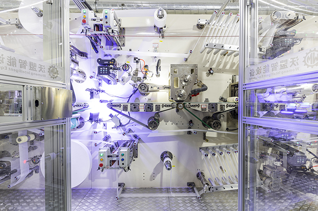 High-speed diaper production process in operation