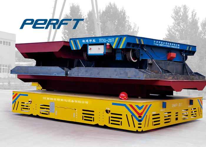 l'industriale ha caricato manualmente il carrello per trasportare il trasportatore motorizzato carrello a mano materiale pesante