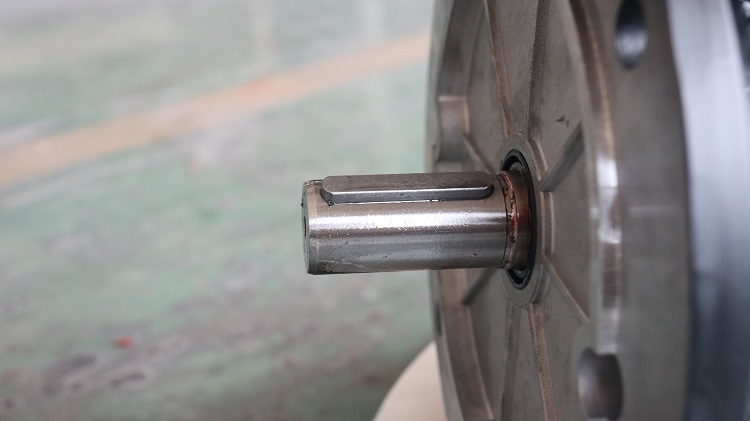 Mej. elektrische motor in drie stadia