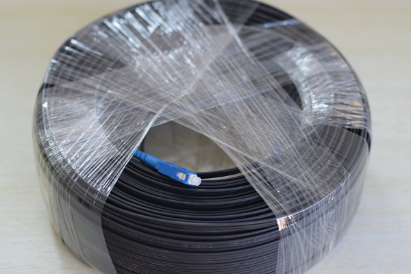 El cable de descenso negro del ftth de la base de la chaqueta 1 del color 150 mide el uso del cordón de remiendo para CATV
