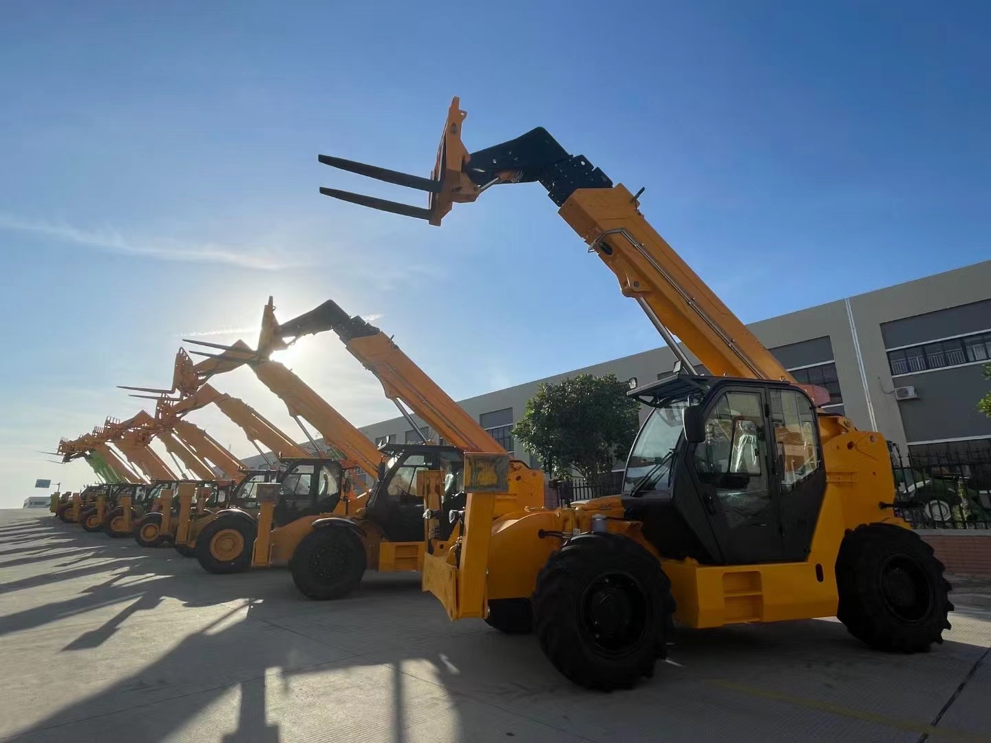 SNSC telehandler side view showing telescopic boom