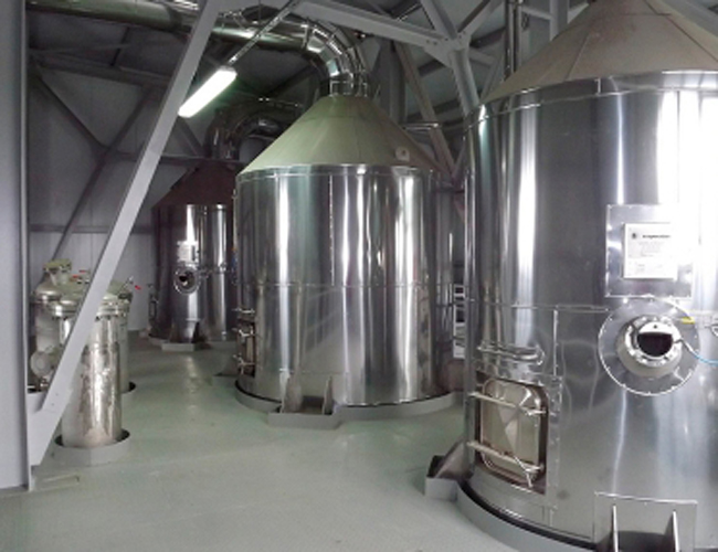 Double-effect crystallization skid with vacuum system