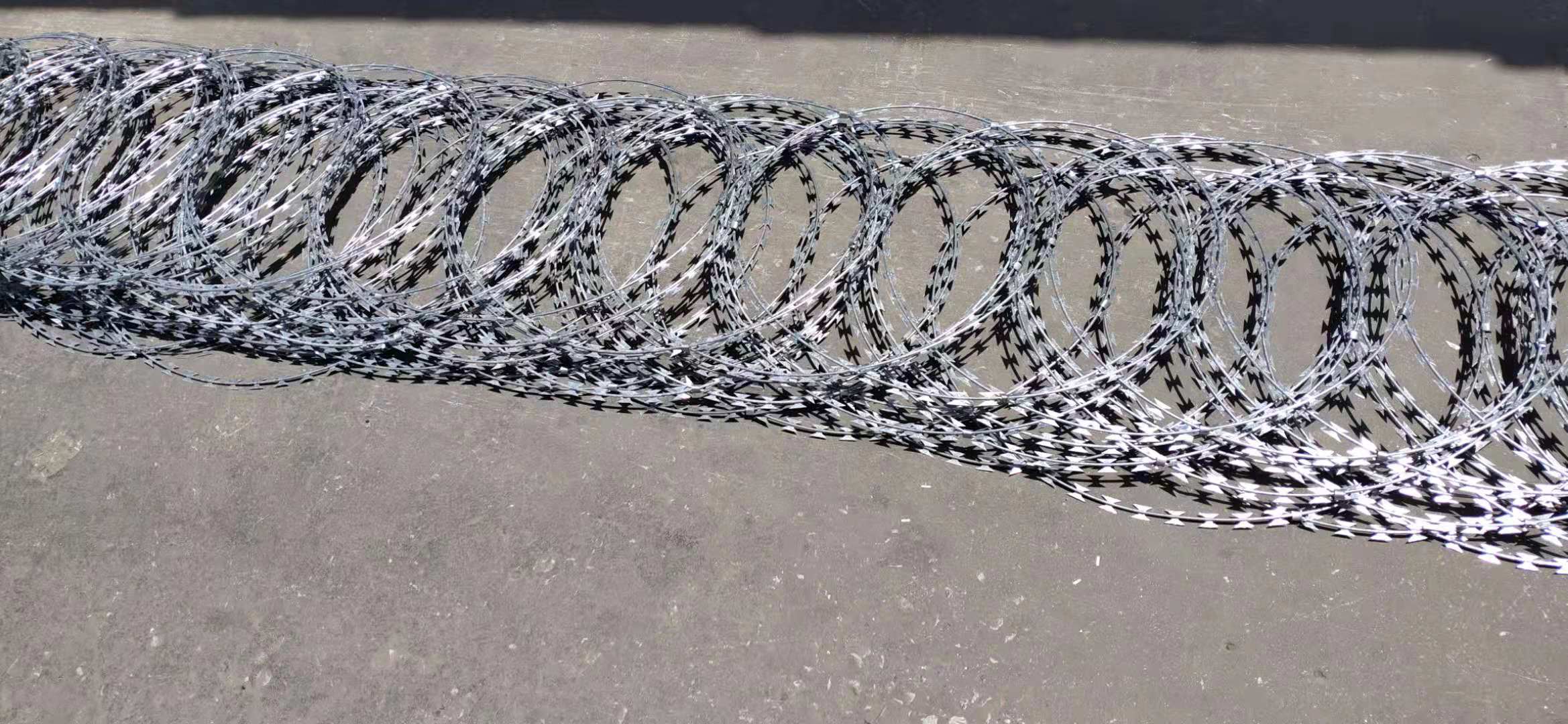 fil enveloppé plat de rasoir