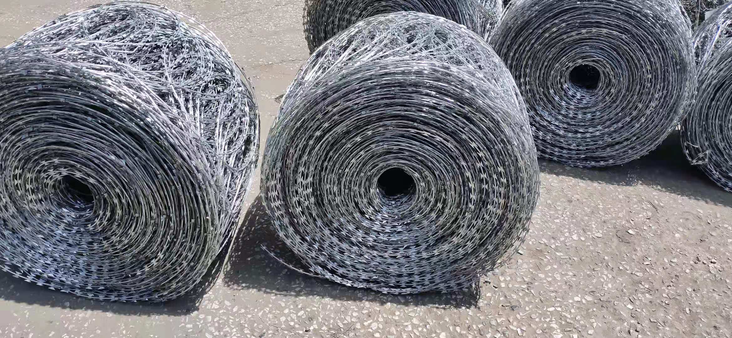 fil enveloppé plat de rasoir
