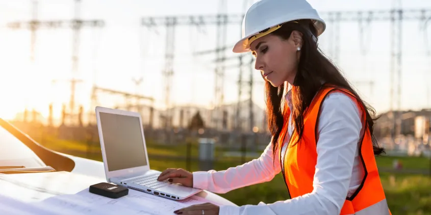 M7 Ultra M7500 5G MmWave WiFi 7 5.8Gbps with 2.5G Ethernet Mobile Hotspot Router