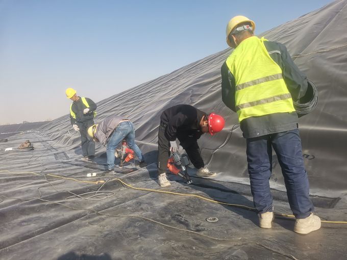 Smooth HDPE Waterproof Geomembrane For Landfills And Sewage 35