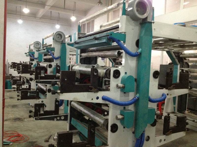 Cuatro automáticos colorean la impresora flexográfica