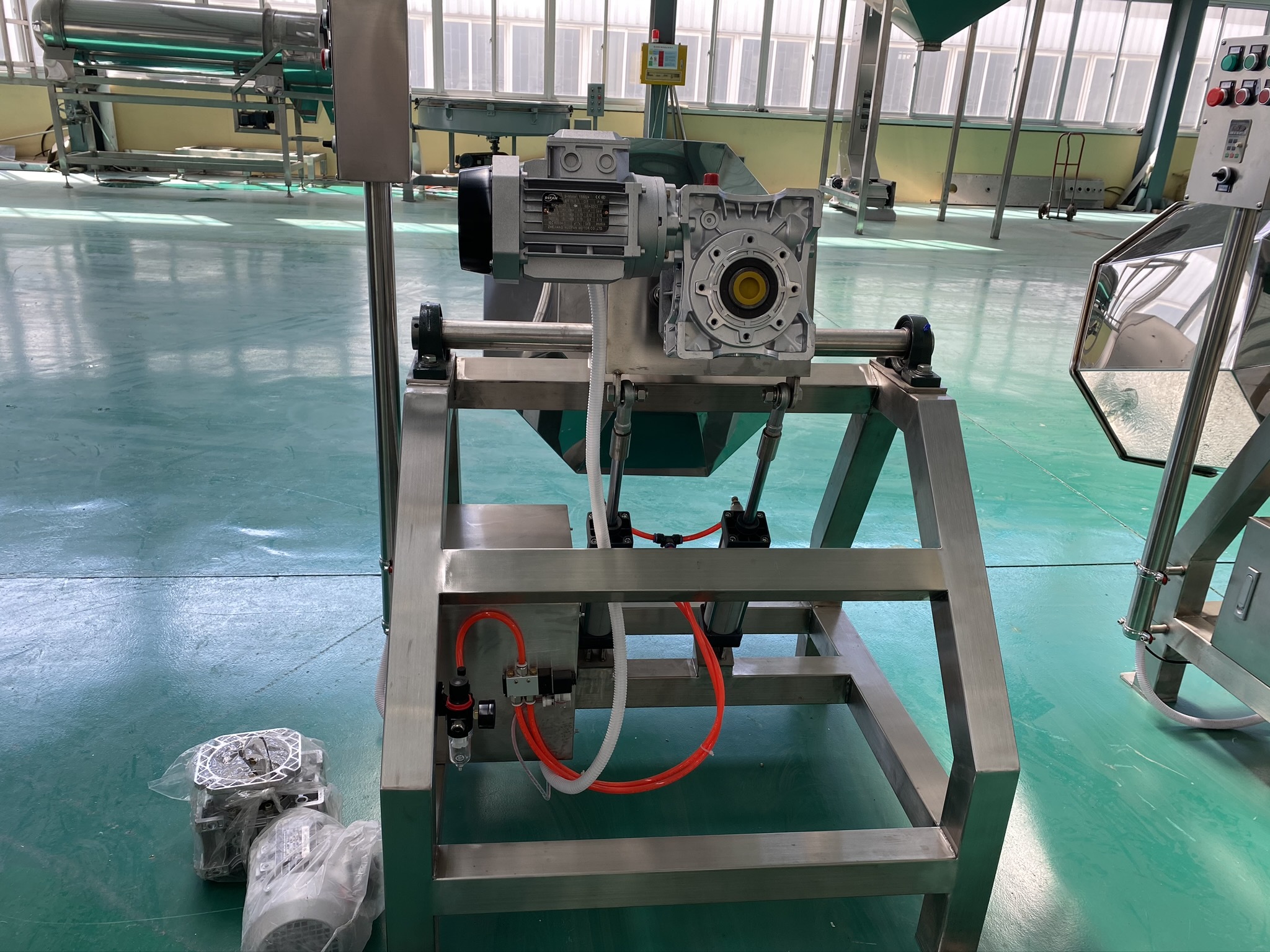 Octagonal flavoring machine in operation