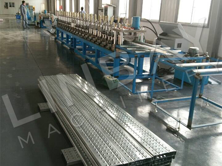 Rotolo d'acciaio galvanizzato immerso caldo rendente incombustibile della passerella della perforazione idraulica che forma macchina