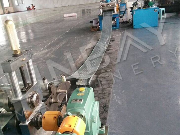 Rotolo d'acciaio galvanizzato immerso caldo rendente incombustibile della passerella della perforazione idraulica che forma macchina