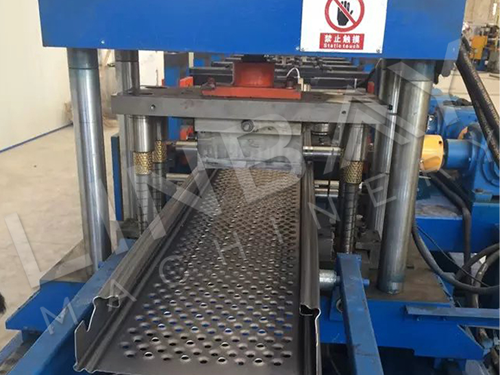 Rollo de acero galvanizado sumergido caliente de ignifugación del tablero de andamio de la estructura del arrabio de la impulsión de la caja de cambios que forma la línea