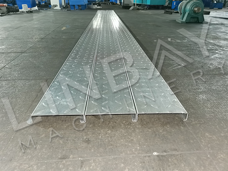 Rotolo d'acciaio galvanizzato automatico della passerella che forma macchina con la goffratrice