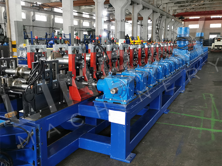 Petit pain en acier galvanisé par commande de la Manche de contrefiche de boîte de vitesse formant la machine avec la coupe volante de scie