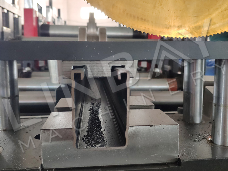 La commande de boîte de vitesse a galvanisé le petit pain en acier de la Manche de contrefiche formant la machine avec la coupe volante de scie