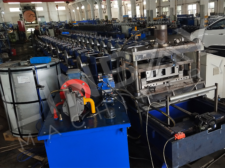 Machine van Tray And Cover Roll Forming van de cantilever de Structuur Geperforeerde Kabel met Gesneden Vliegen