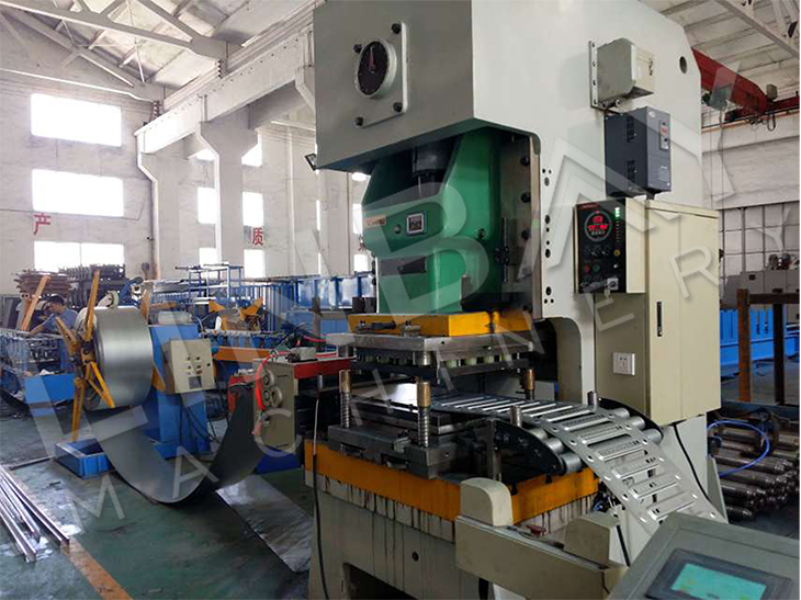 Cavo perforato d'acciaio galvanizzato automatico Tray Roll Forming Machine del comando a catena