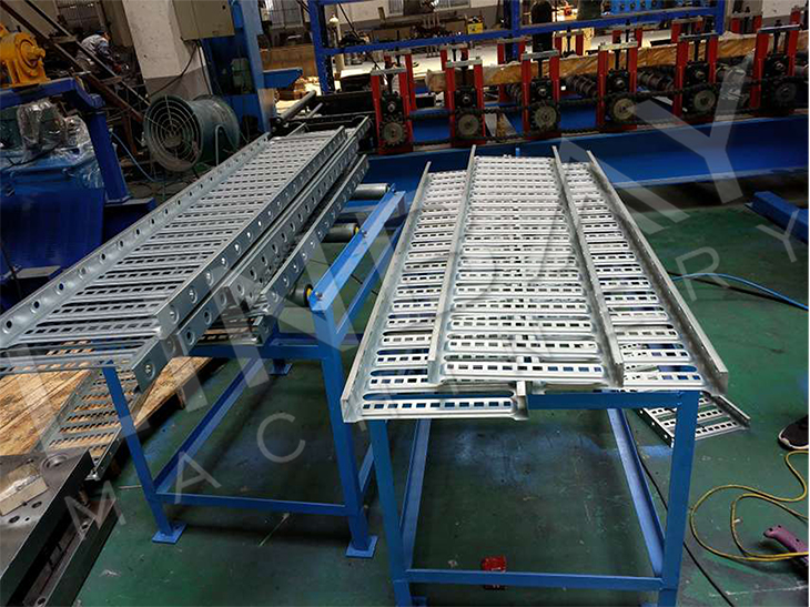 Cavo perforato d'acciaio galvanizzato automatico Tray Roll Forming Machine del comando a catena