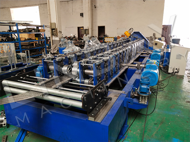 Cavo perforato Tray Roll Forming Machine del comando a catena automatico completo ad alta velocità