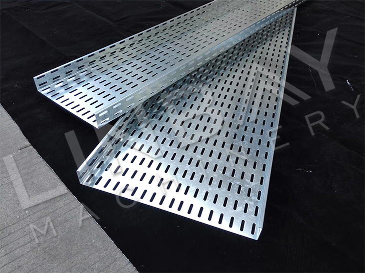 Cavo perforato Tray Roll Forming Machine del comando a catena automatico completo ad alta velocità