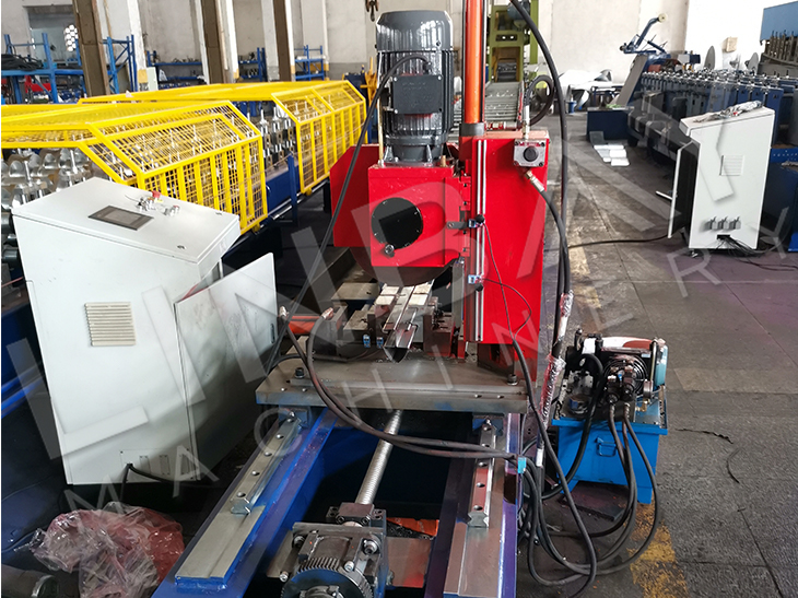 Rollo perforado automático del poste del melocotón que forma la cadena de producción con el corte de la sierra que vuela