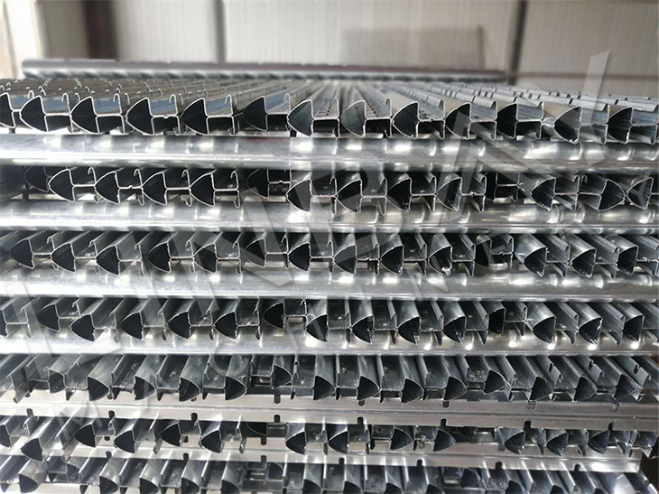 Rollo perforado automático del poste del melocotón que forma la cadena de producción con el corte de la sierra que vuela