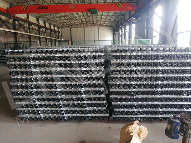 飛行鋸の切口が付いている生産ラインを形作る自動チェーン ドライブ金網の塀のポスト ロール