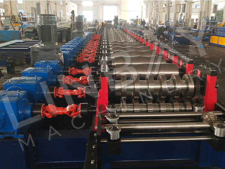 Petit pain perforé automatique à grande vitesse de rambarde de W-poutre et de Thrie-poutre formant la machine