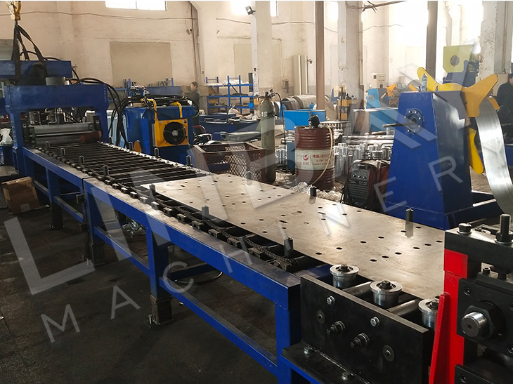 Petit pain perforé automatique à grande vitesse de rambarde de W-poutre et de Thrie-poutre formant la machine