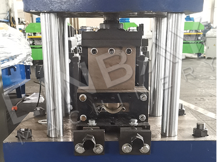 Rollo de cadena de acero galvanizado automático de la puerta del obturador del rodillo impulsor que forma la máquina
