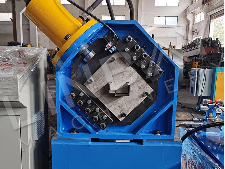 Porte à grande vitesse en métal de feuille en aluminium d'entraînement à chaînes et petit pain de châssis de fenêtre formant la machine