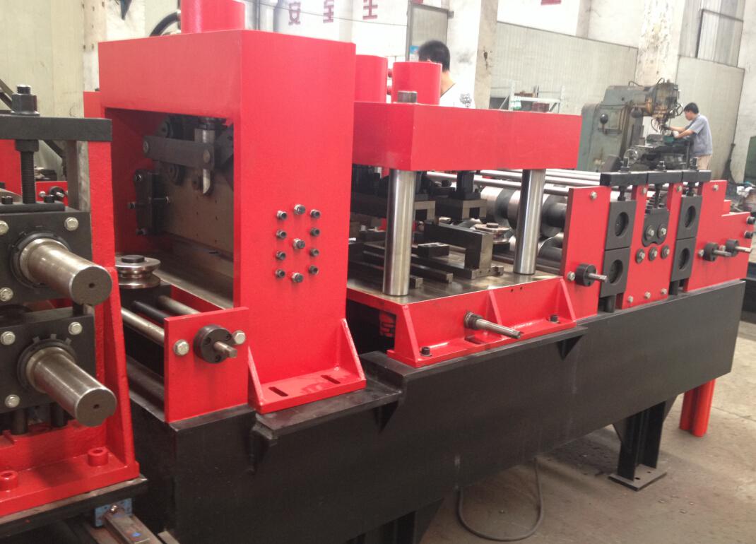 Petit pain automatique de Purlin de C U formant la machine avec l'alimentation et le poinçon servo