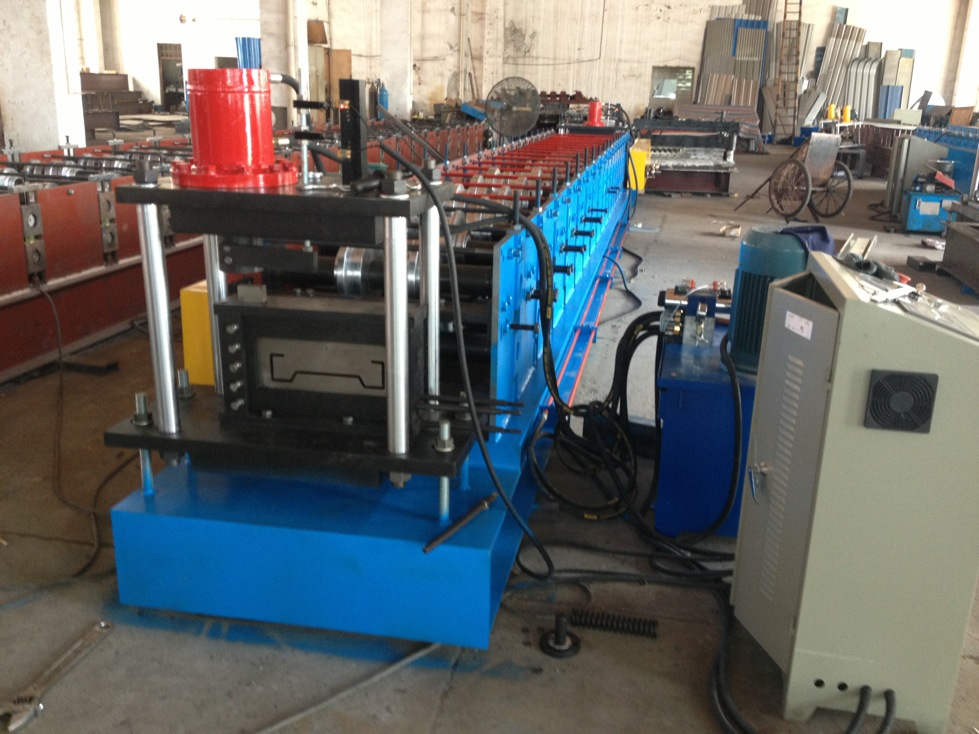 La machine 380V, 50HZ, 3 de forme de petit pain de Purlin du contrôle automatique M d'écran tactile de PLC mettent en phase, usinent le poids environ 12 tonnes