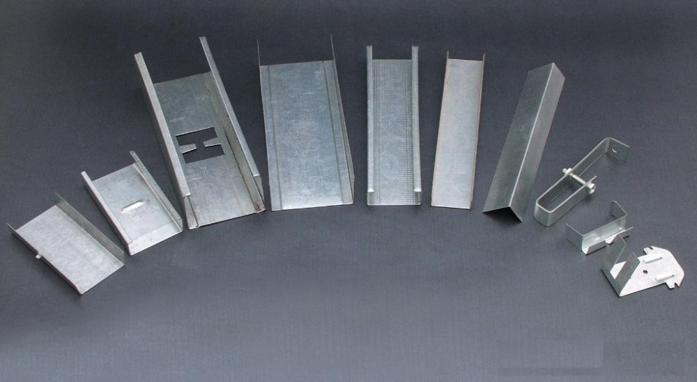 goujon en métal et petit pain de voie formant la machine