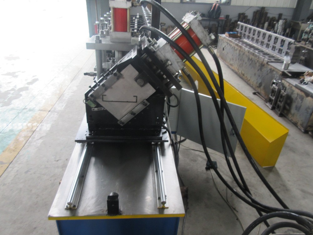 remaches metálicos y rollo de la pista que forma la máquina