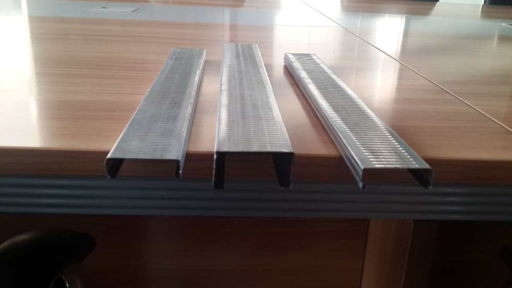 remaches metálicos y rollo de la pista que forma la máquina